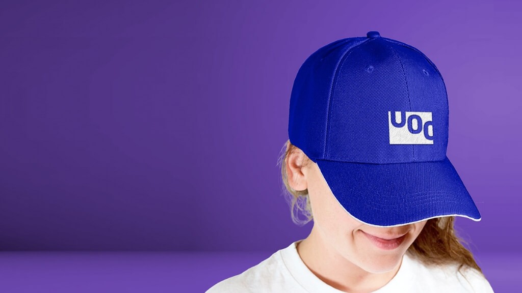 Nueva tienda en línea de merchandising de la UOC | UOC