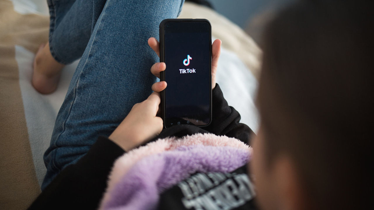 20% of young people spend too much time on TikTok | UOC